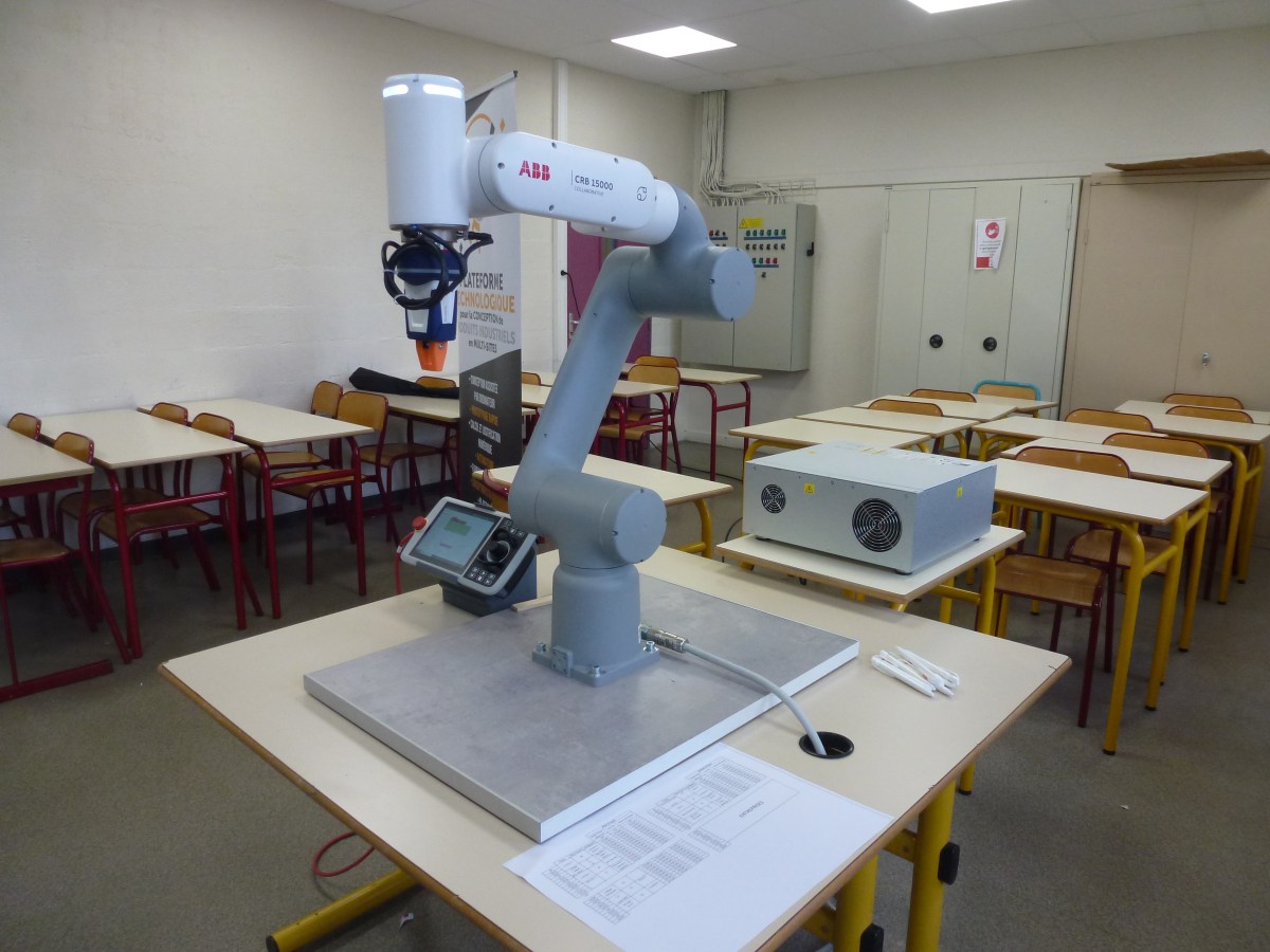 Les métiers de la robotique présentés au Lycée Monteil – CMQE Industrie ...